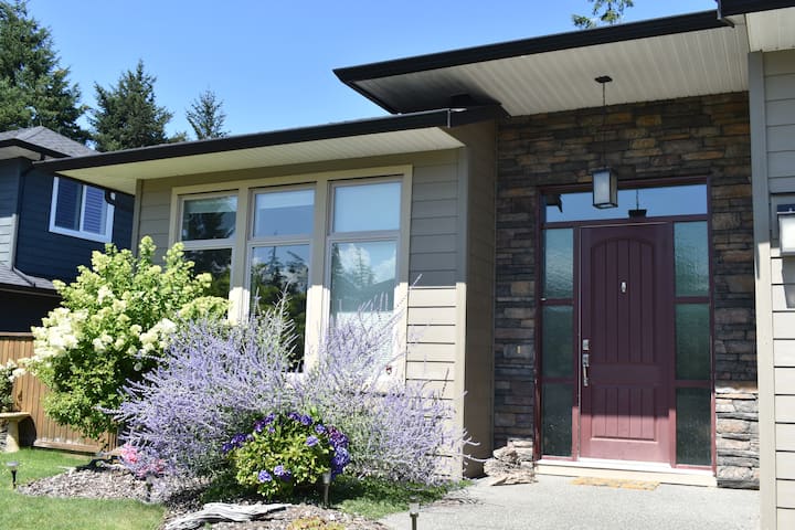 Private Comox Suite - Cumberland