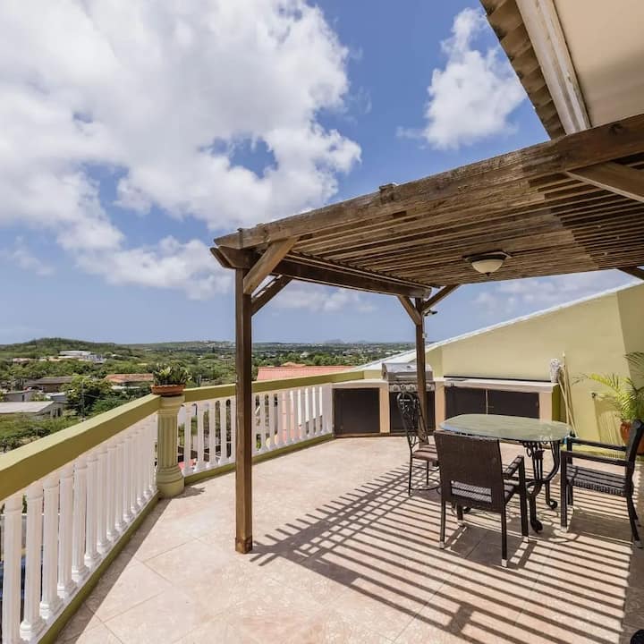 A Great 5-bedrooms House With A Nice & Cozy Pool. - Curaçao