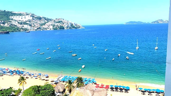 En La Playa Con Vista Hermosa. - Acapulco