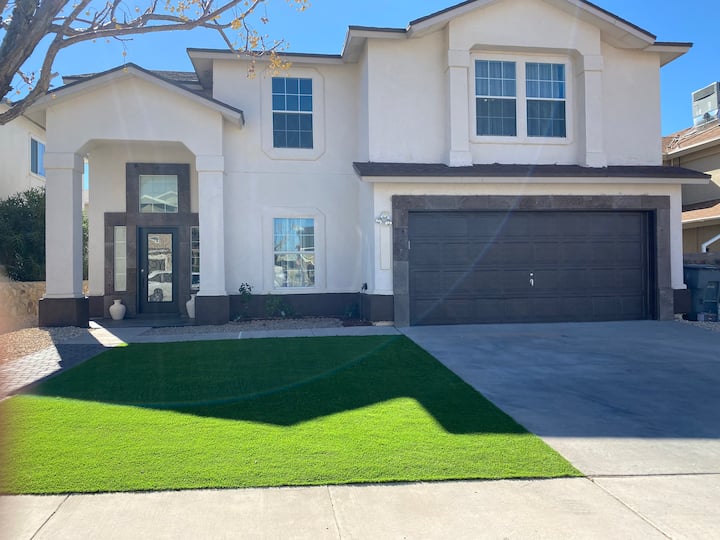 Luxury 5 Bedrooms With Stunning Backyard Residence - El Paso, TX
