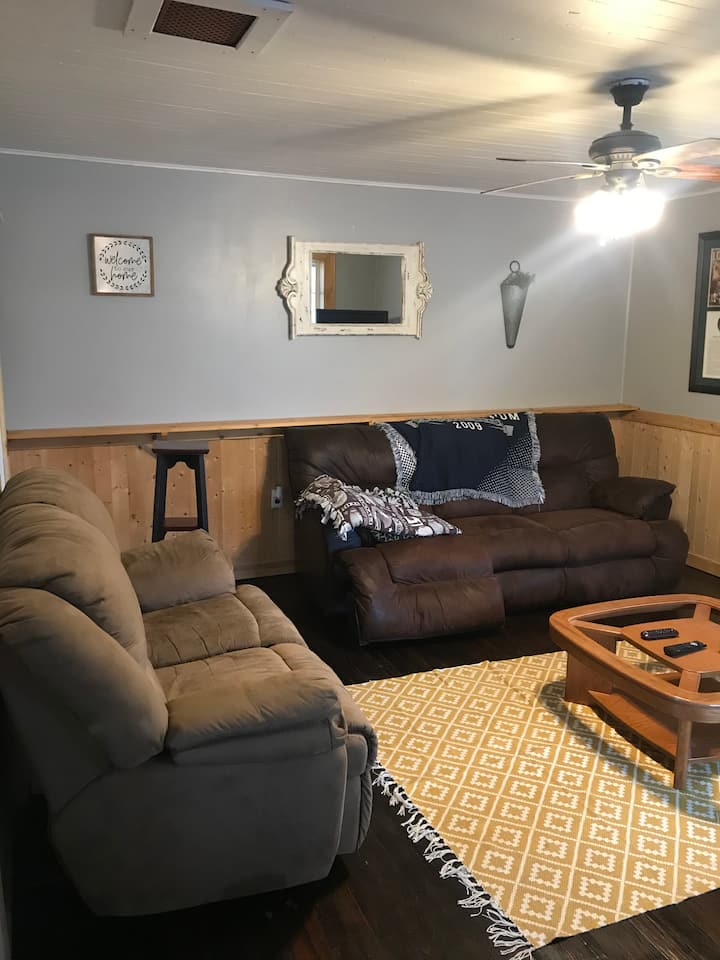 Scenic View Farmhouse By Crick! - Dorchester, IA