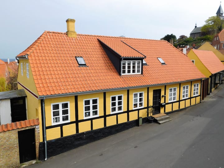 Den Gamle Købmand - Midt I Gudhjem - Bornholm