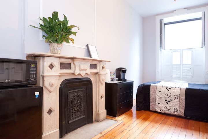 Cozy Brownstone Bed & Bath; Pvt.ent - Manhattan, NY