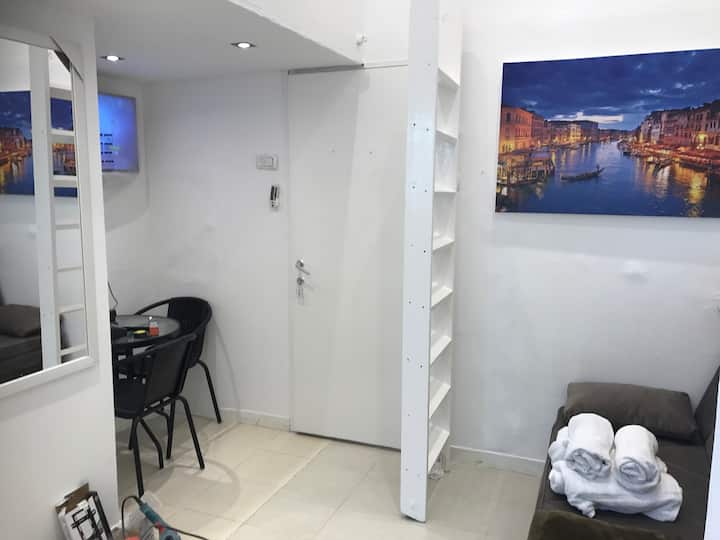 Top Location. A16. Renovated Small Studio. Central - Tel Aviv-Yafo