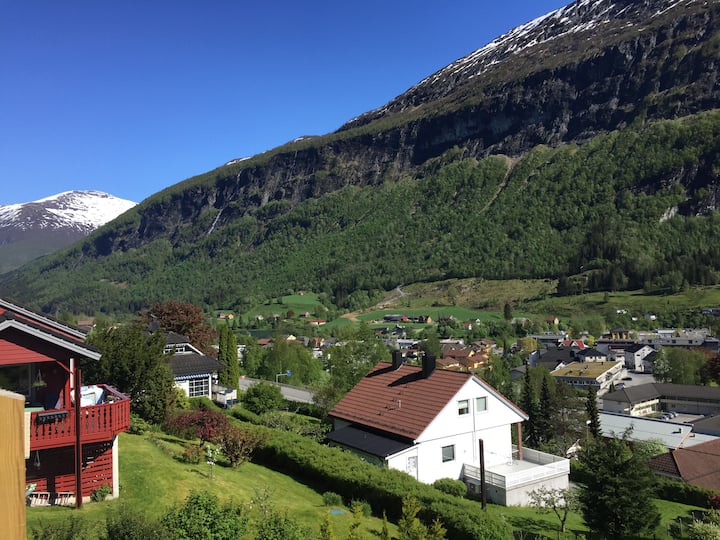 Kjeller Leilighet Nær Fjord Og Fjell. Sentralt - Olden