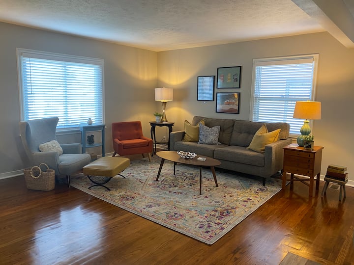Cozy Cottage In Benson Neighborhood - Omaha, NE