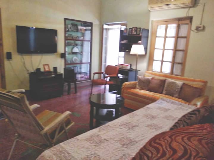 Homestay In Charming 100 Year-old South-cal House. - Kolkata
