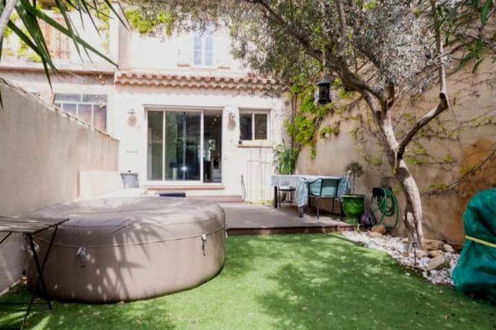 Agréable Maison De Ville Avec Jacuzzi - Sénas