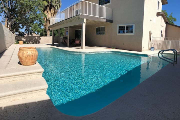 5 Bed/ 3bath, 2 Masters, W Pool Close 2 Everything - Las Vegas, NV
