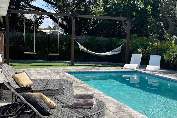 The Wisteria Oasis W/ Heated Pool & Hot Tub - Sarasota, FL