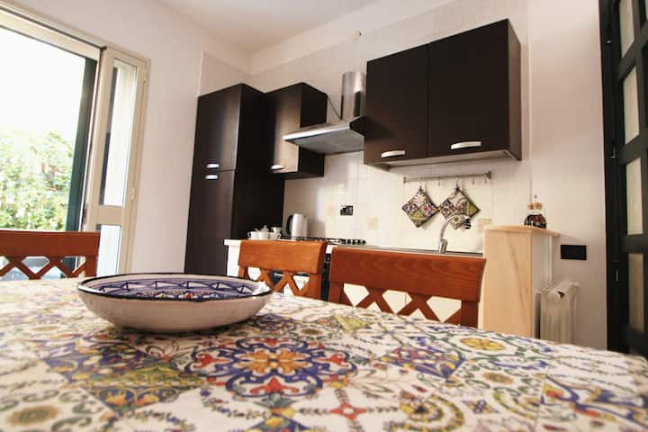 Spacious Flat Close To The Sea! + Patio & Parking - Syracuse