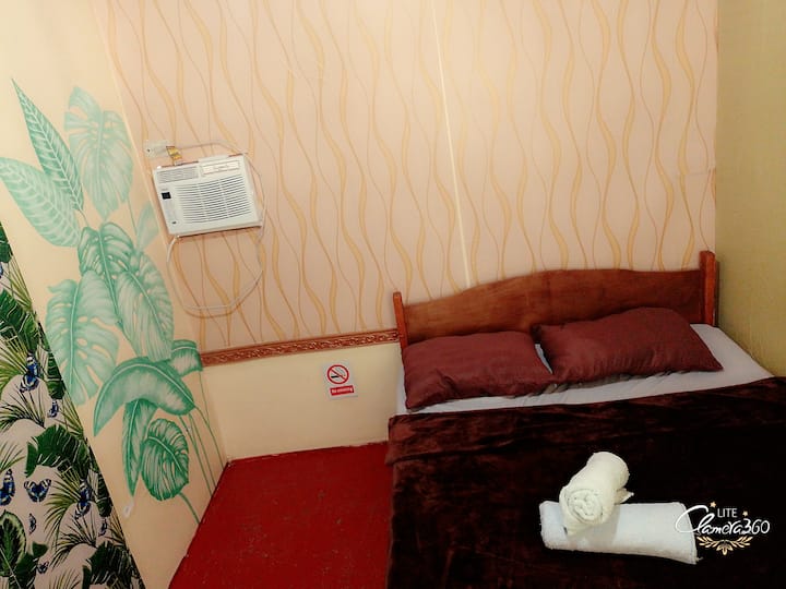 Budget Couple  Room Shared Bathroom - Oslob