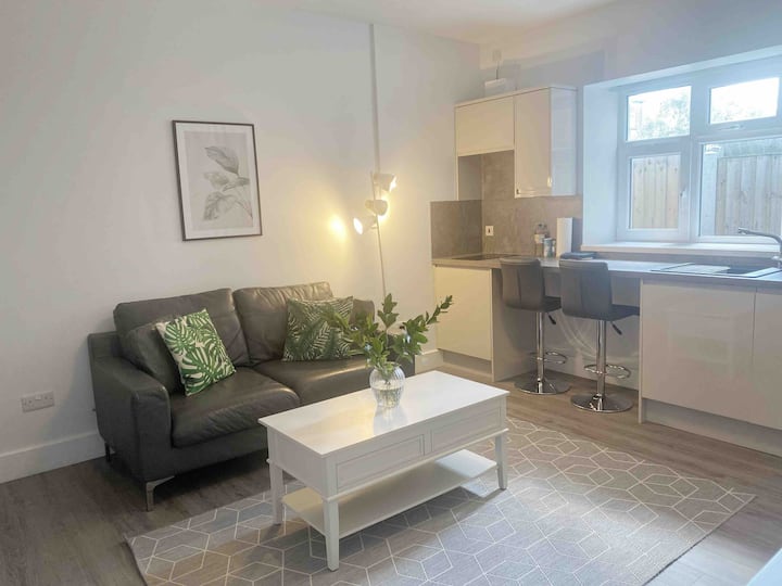 1-bedroom Serviced Apartment In Westcliff On Sea - Southend-on-Sea