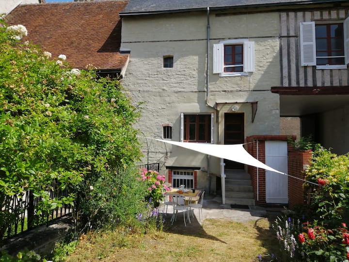 Entre Le Jardin De L'abbaye Et L'église Notre Dame - Vierzon