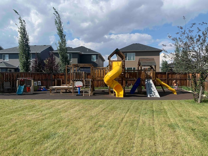 The Ultimate Family Home- 5 Bedroom With Parks - Calgary