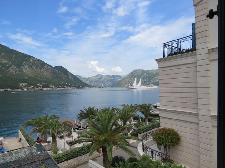 Beautiful Seaside Apartment For 7 People - Kotor