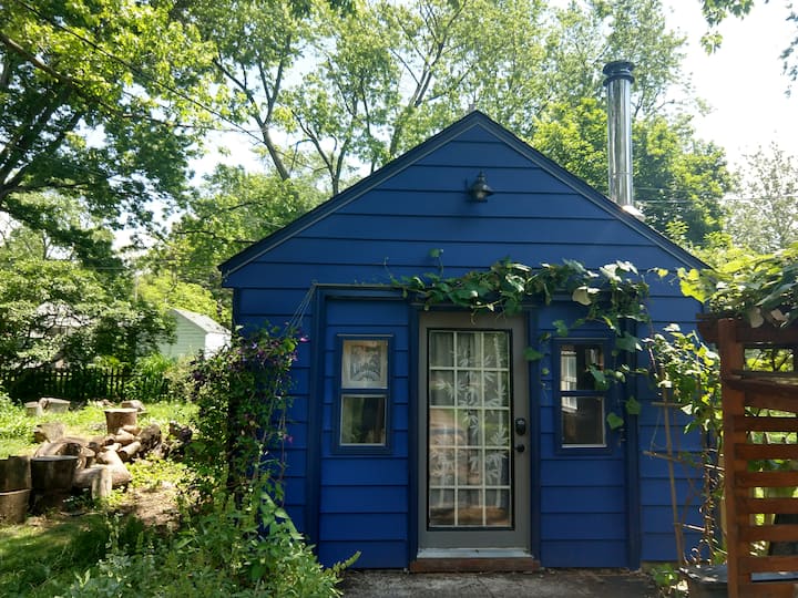 Stunning Studio With A Fireplace - Champaign, IL