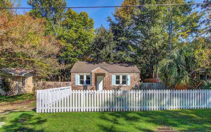 2 Bed Home Minutes From Downtown W/ Fenced Yard - Charleston, SC
