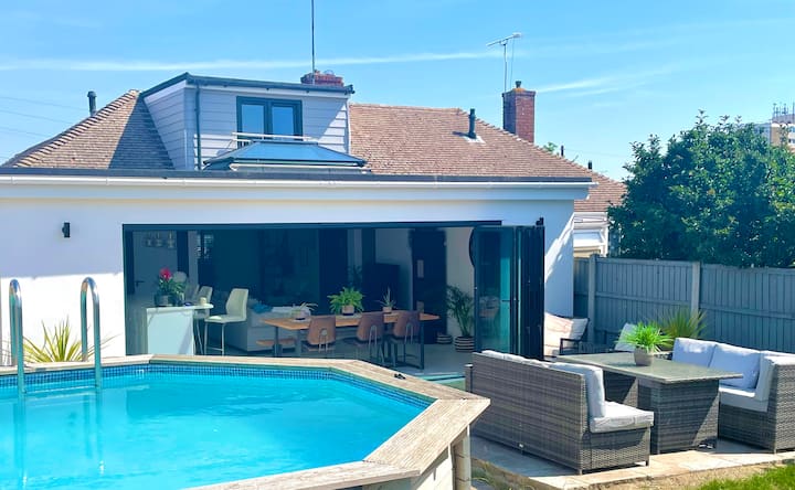 Stylish 3-bedroom Bungalow With Pool - Southend-on-Sea