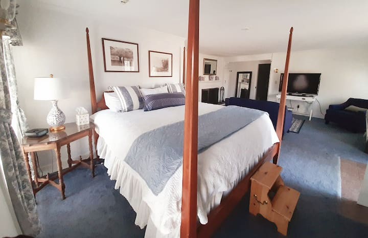 Cromwell Manor Inn's Manor House - Cromwell Suite - Beacon, NY