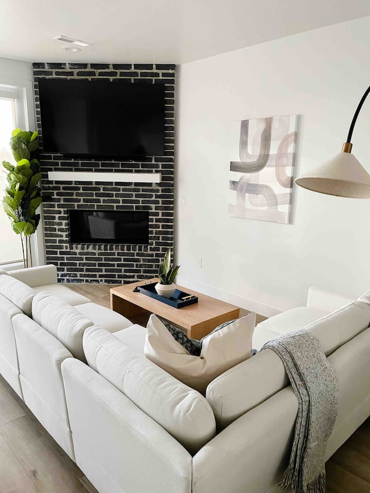 Luxury Downtown Spacious 3 Bedroom Modern Townhome - Provo, UT