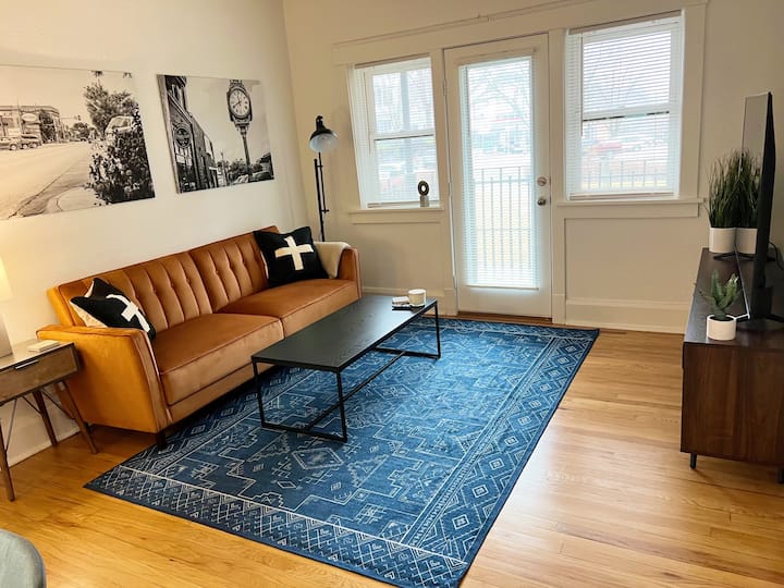 Charming Dundee Fairview Apartment #8 - Omaha, NE
