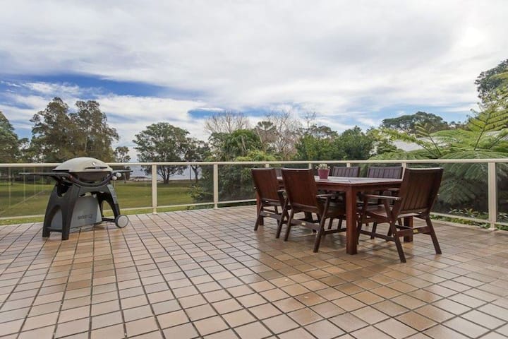 Castaways, 36 Cromarty Road - Beachfront House - Lemon Tree Passage