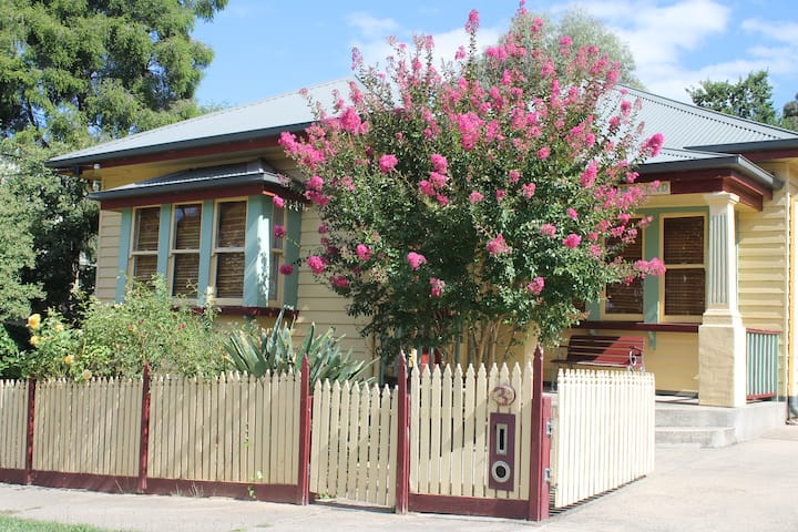 Molly Milford's - Hepburn Springs