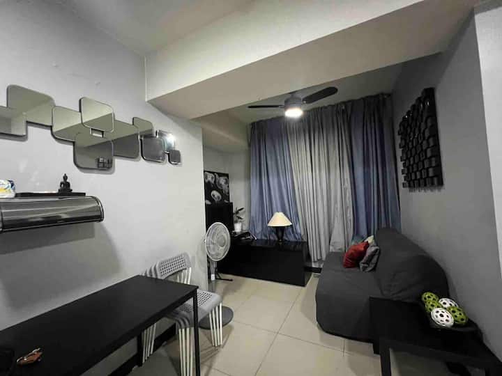 Spacious Penthouse Pad W/ Balcony And Great View - Quezon City