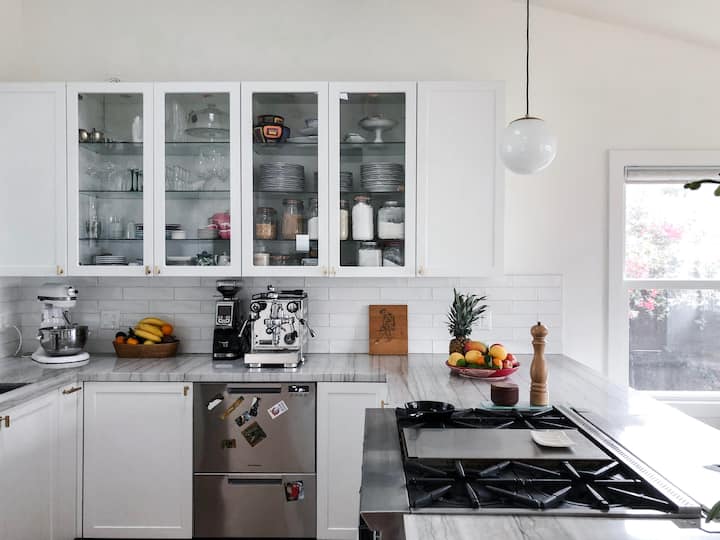 Bright And Airy Modern Bungalow Set In Lush Garden - Los Angeles, CA