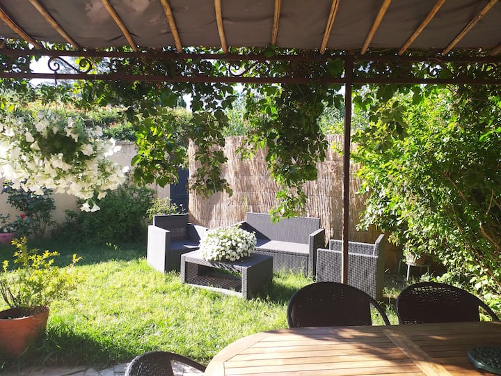 Appartement En Rez De Jardin - Arles