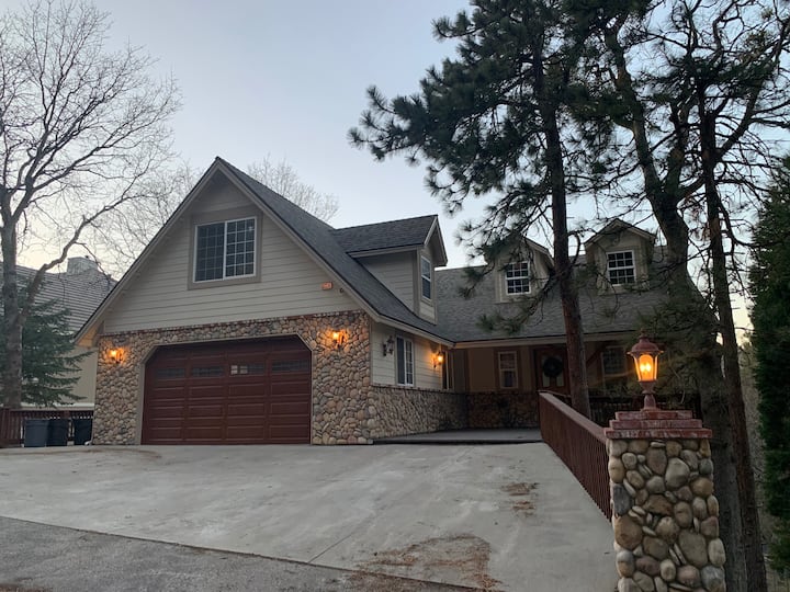 Palatial Mountain Home With Game Room & Theater - Running Springs, CA