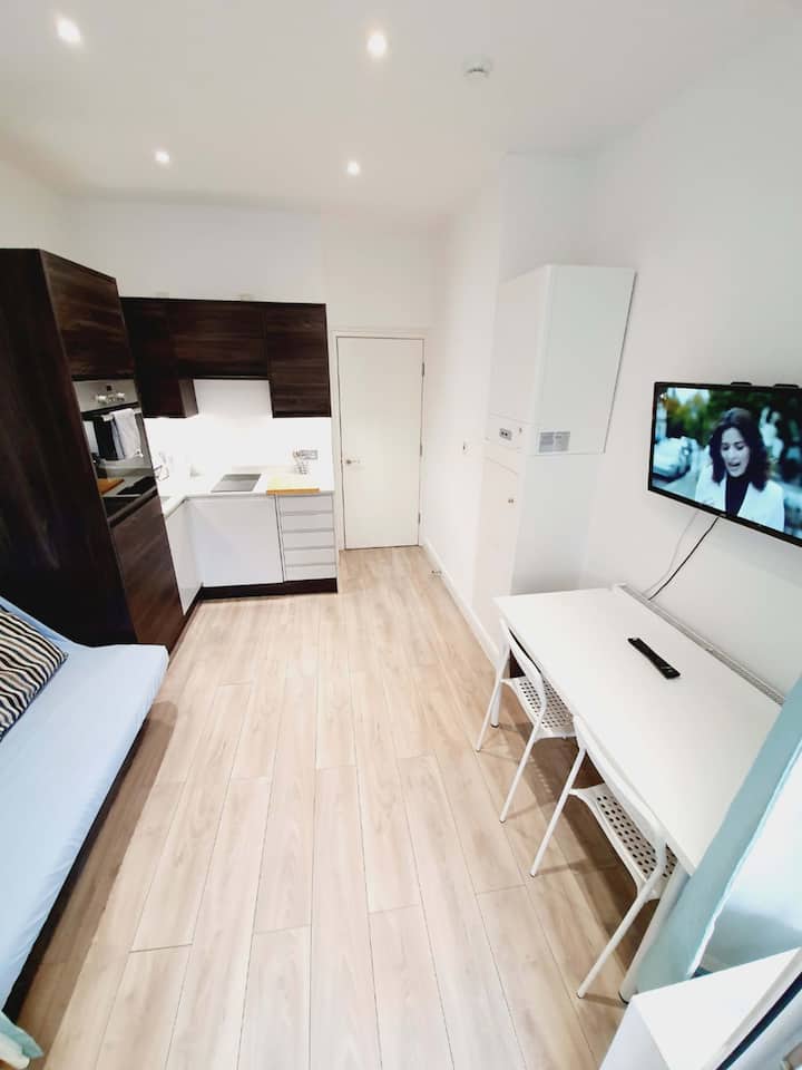 Seaside Flat Next To Cliff Pavilion With Balcony - Southend-on-Sea