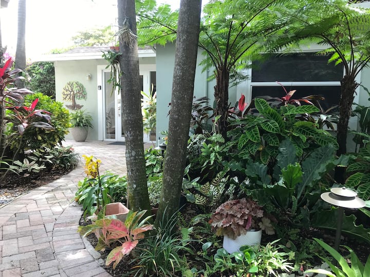 Design District Tropical Garden Cottage - Miami
