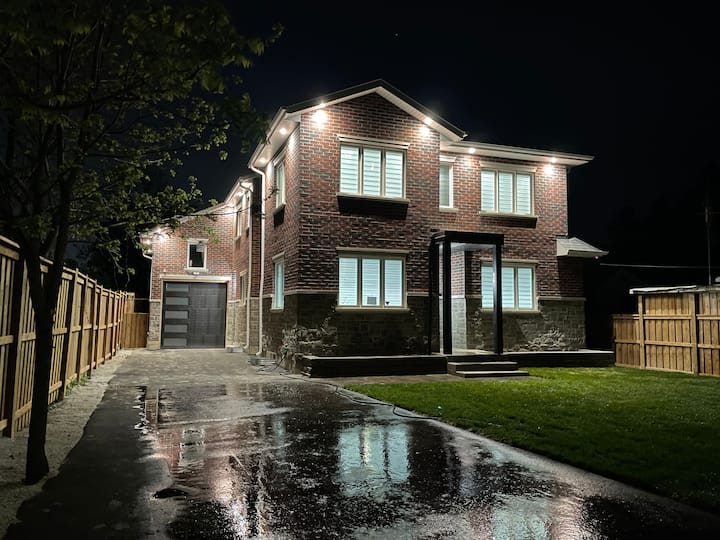 Cheerful 5000 Sqft House On 1/4 Acre! Port Credit - Toronto