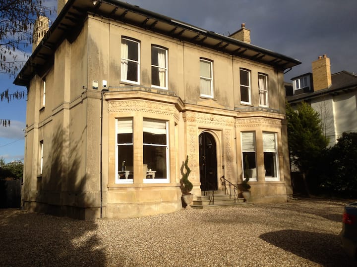 Longworth Villa In Cheltenham - Cheltenham