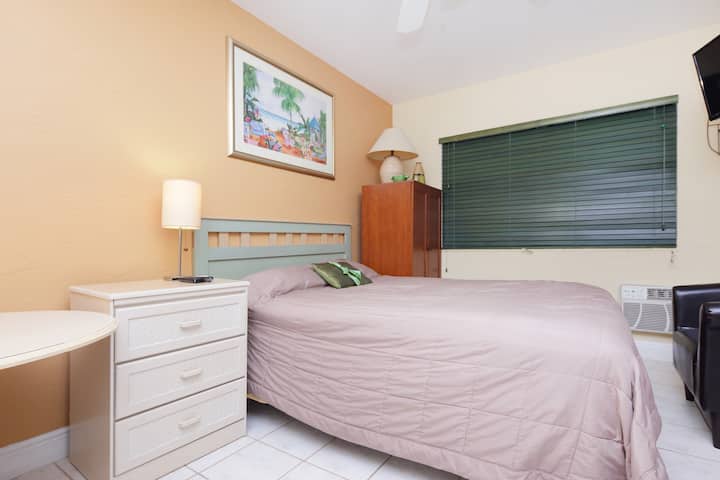 4 - Beach Bungalow W/ Free Parking - Hollywood, FL