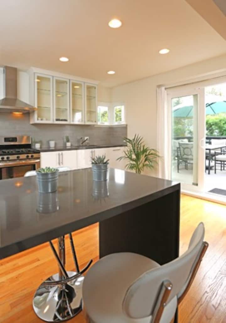 Venice Home W/deck, Yard, & Parking - Santa Monica, CA