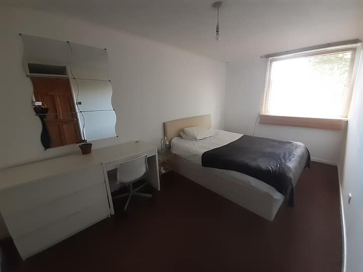 Spacious Private Double Room - London