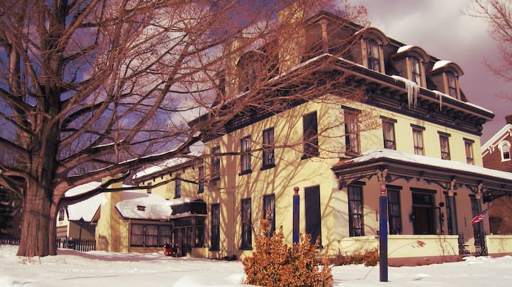 Gracious Old Home (St. Francis Suite) - Altoona, PA