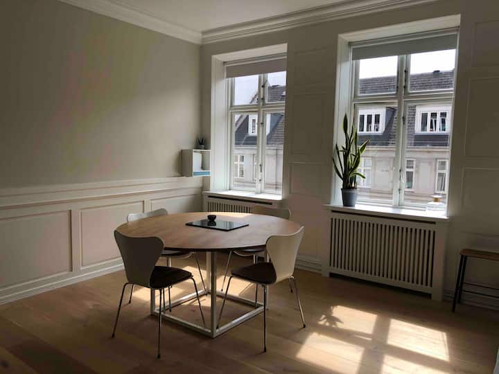 Central, Spacious, Cosy Scandinavian Apartment - Copenhagen