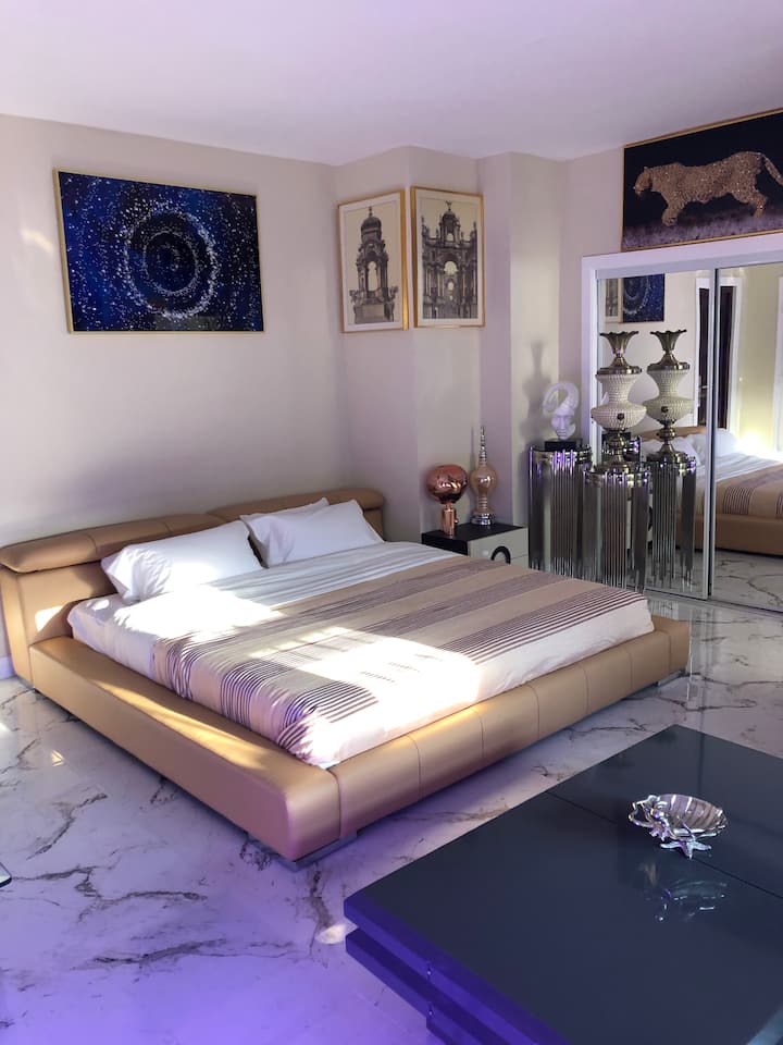 Hollywood Art Studio Apartment - Franklin Hills - Los Angeles
