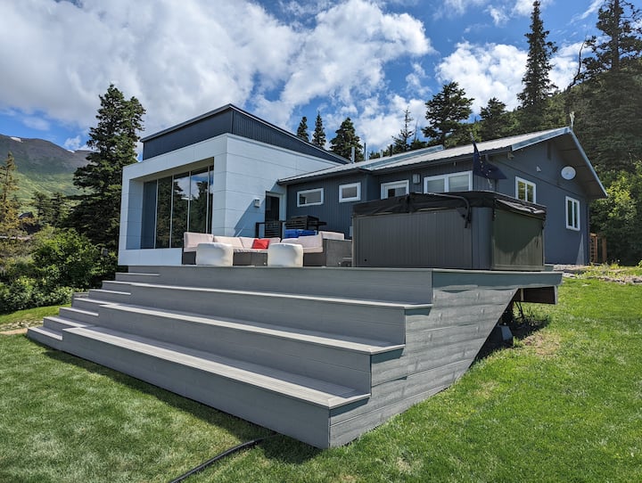 Chic Retreat W/ Incredible Views + Hot Tub | 3br - Alaska