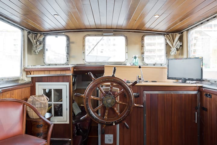 Houseboat, Grand Canal, Dublin - The Sunny Barger - Dublin