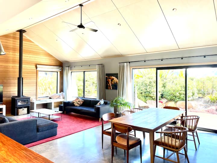 Modern Rustic Luxury Wanaka Home With Alpine Views - Wānaka