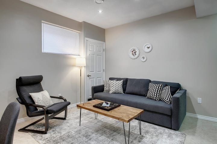 Entire Home🌲forest Heights Retreat★king Bed ★6 Beds-2 Kitchens ★Sleeps 12⚡disney+ - Edmonton