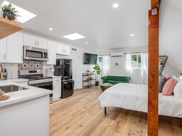 "Saige's Hideaway" **Renovated Barn** In Old Town - Water slides, Fresno