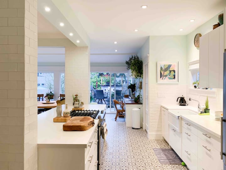 4+ Bed Character Home Blocks To Beach. - Vancouver