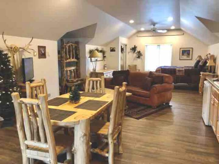 Black Hills Cabin - Aspen Room - Keystone, SD