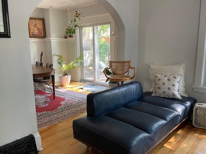 Northeast Cottage- Bright Cozy Home, Deck & Garden - Minneapolis